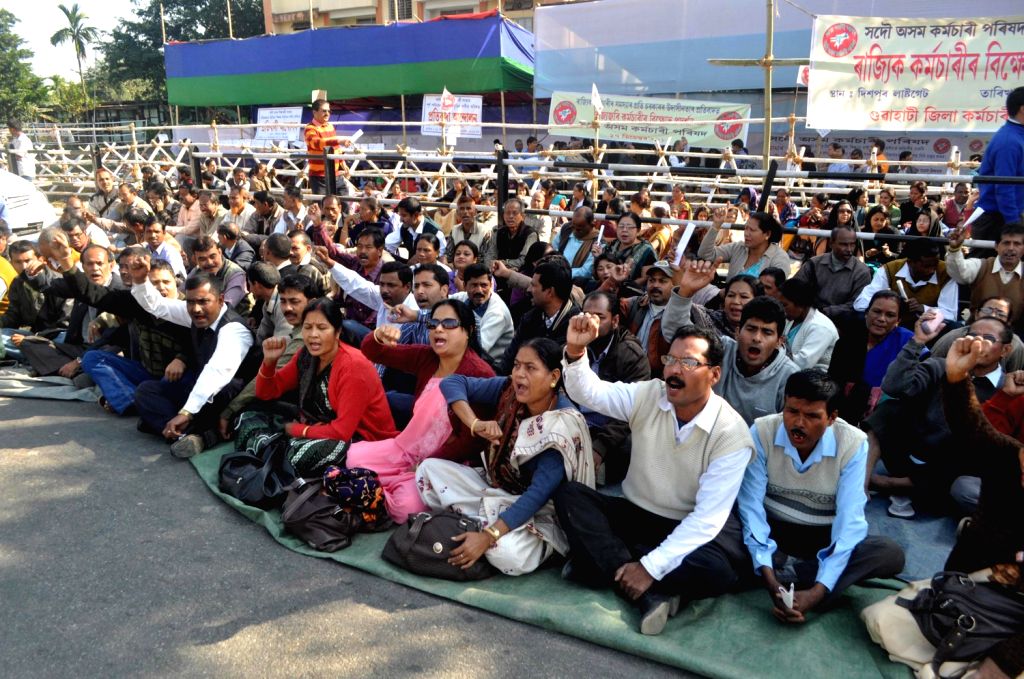 SAKP demonstrates at Dispur Last Gate to demand their dues from Assam ...