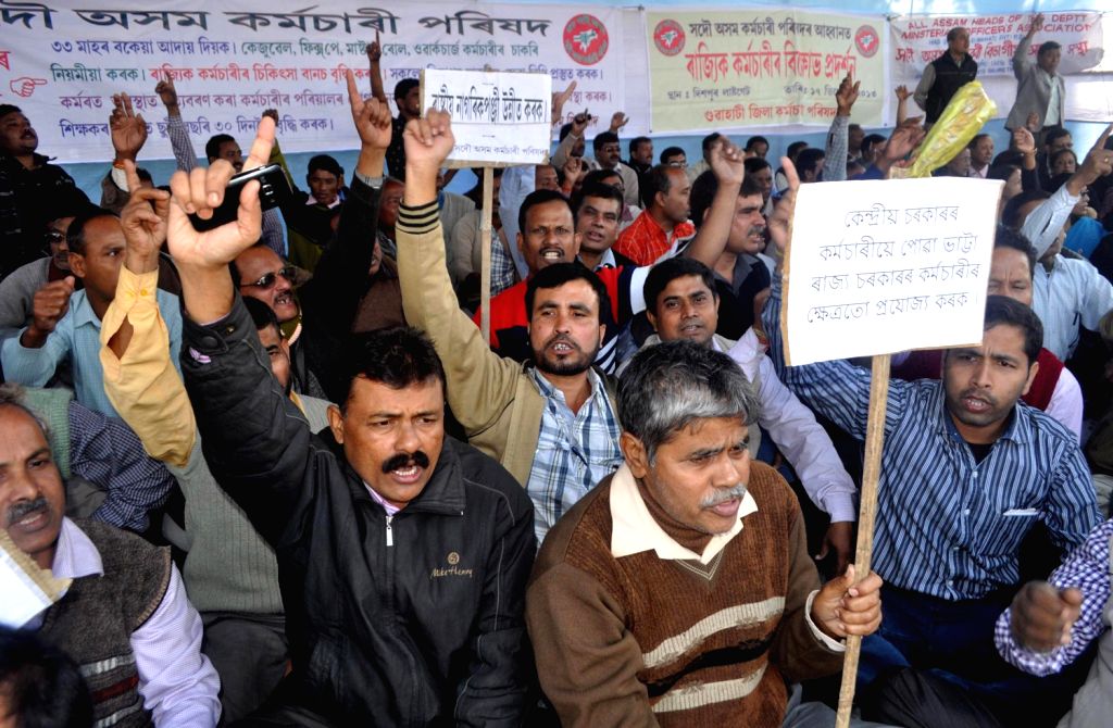 SAKP demonstrates at Dispur Last Gate to demand their dues from Assam ...