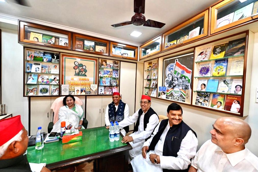 Samajwadi party chief Akhilesh Yadav meets West Bengal Chief Minister ...