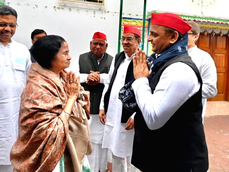 Samajwadi party chief Akhilesh Yadav meets West Bengal Chief Minister ...