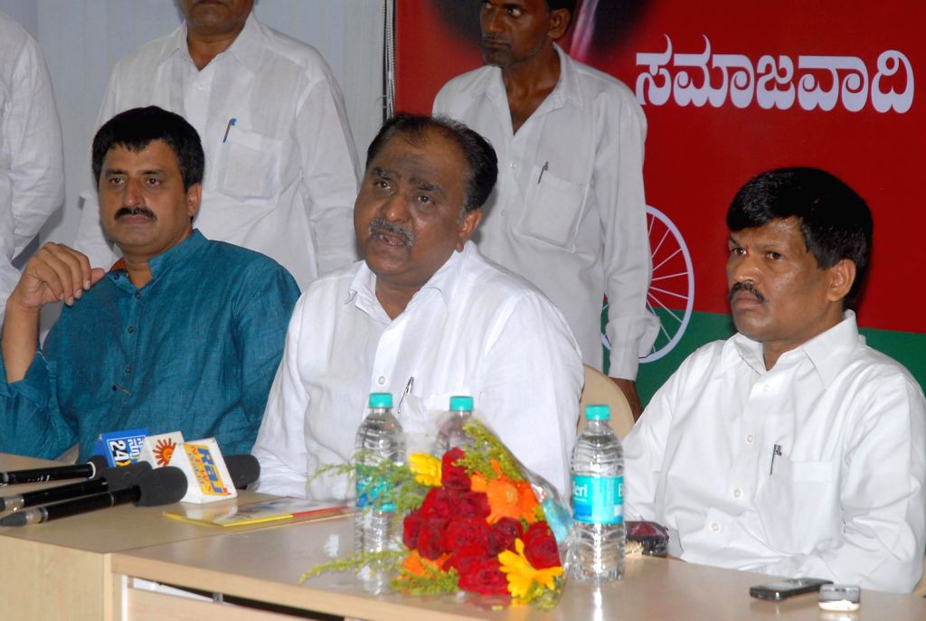 Shankar Bidari addressing press conference at Samajwadi Party office in ...