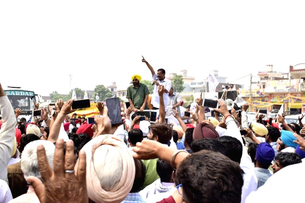 Kejriwal launches Punjab campaign, shown black flags