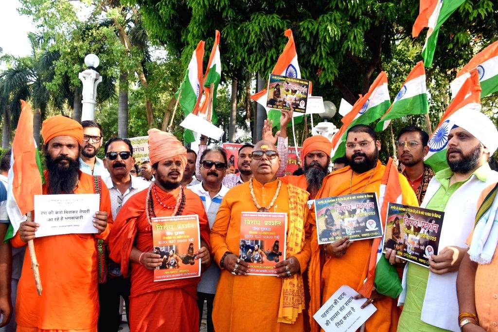 Sant Samaj Members Protest Against Pahalgam Terror Attack