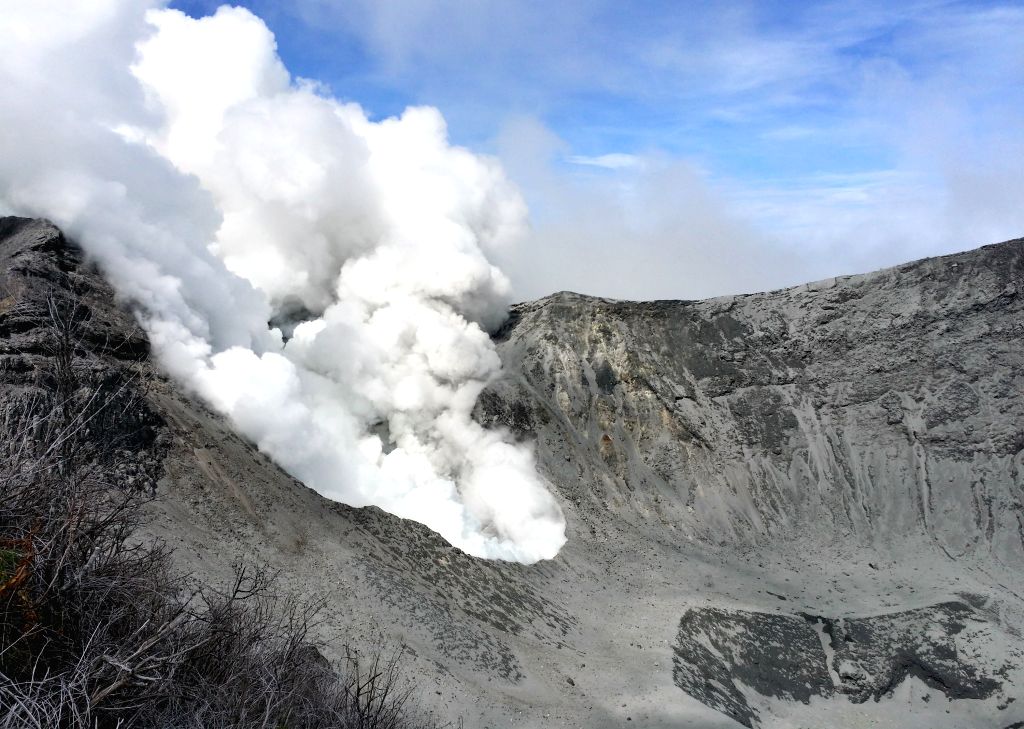 Santa Cruz de Turrialba: smoke columns