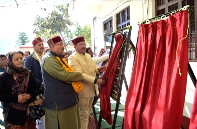 Free Photo : Satpal Maharaj gave a gift to the people of Rudraprayag.