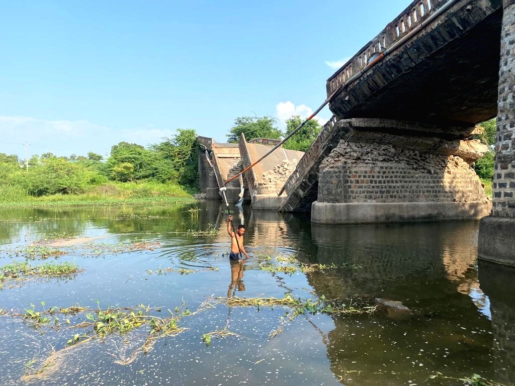 Free Photo :Savitri River bridge