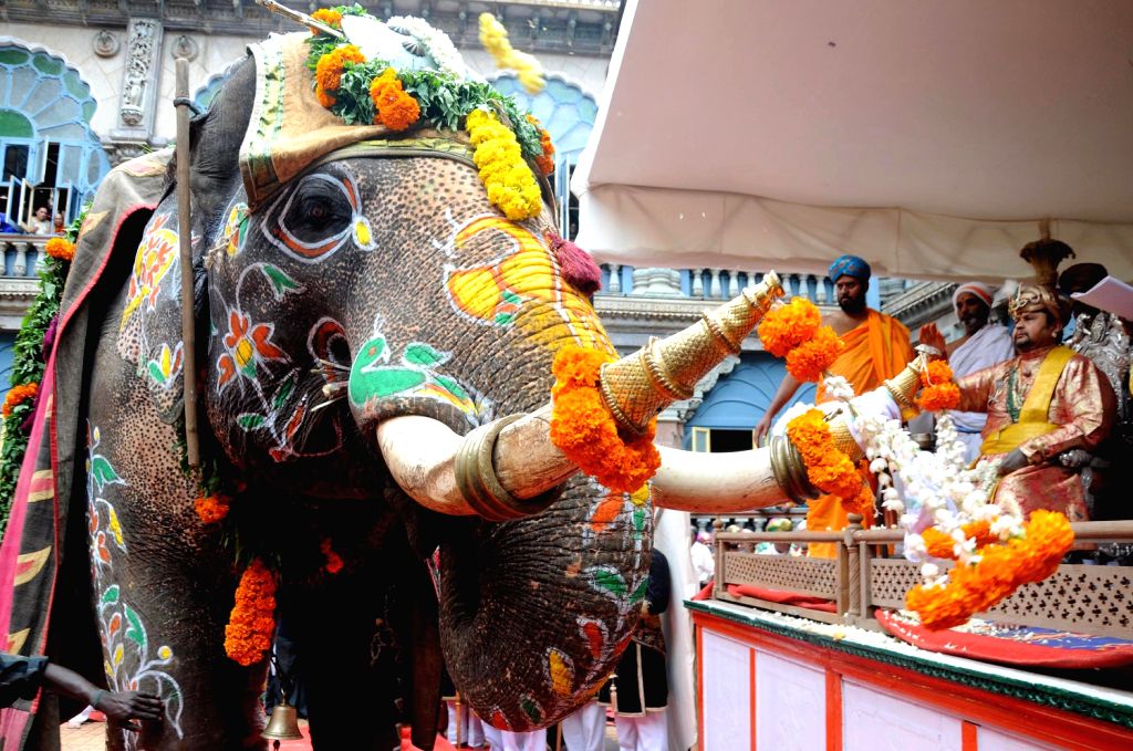 Mysore : Scion of Mysore royal family performs rituals ahead of Vijaya ...