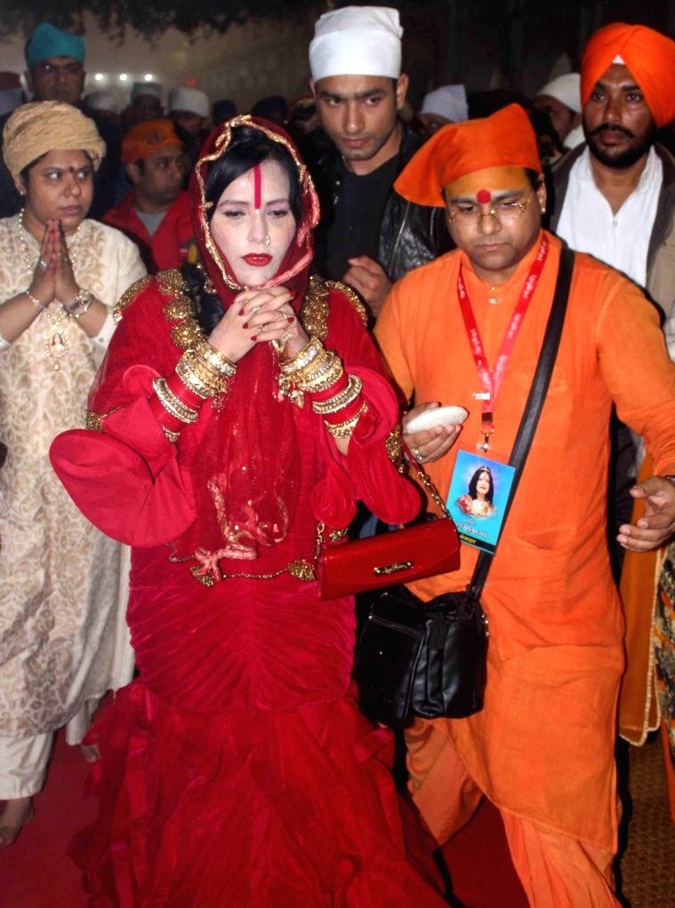 Radhe Maa pays obeisance at Golden Temple