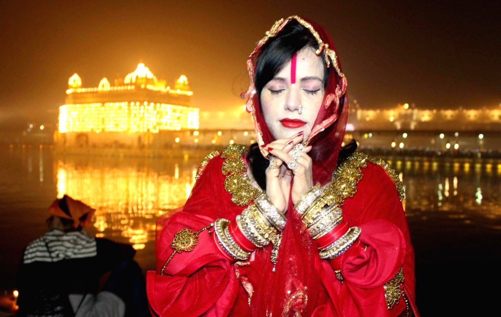 Radhe Maa pays obeisance at Golden Temple