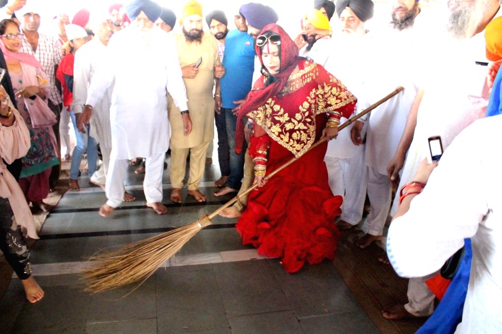 Radhe Maa visits Gurudwara Baba Deep Singh