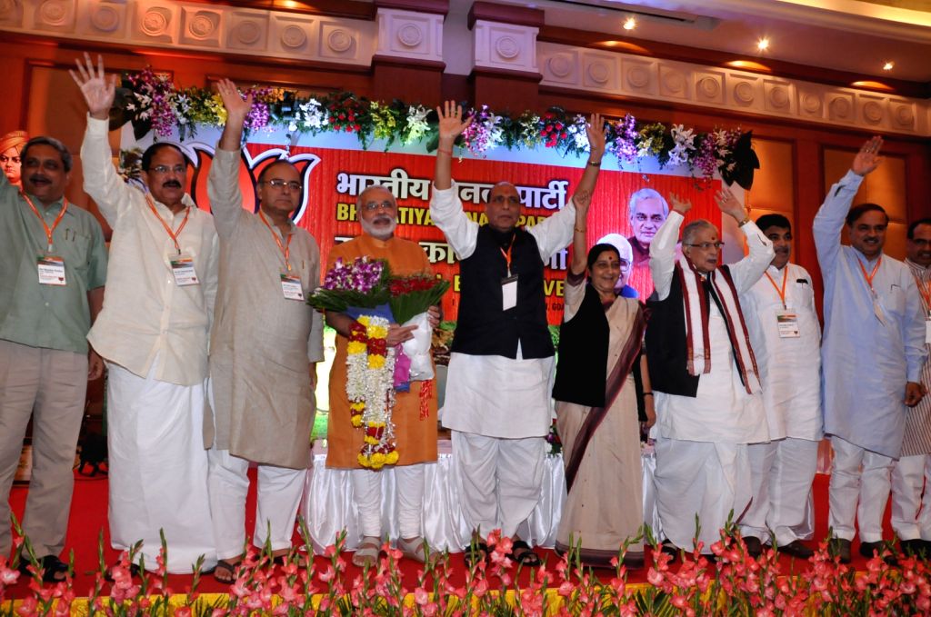 BJP Senior leaders congratulating Shri Narender Modi