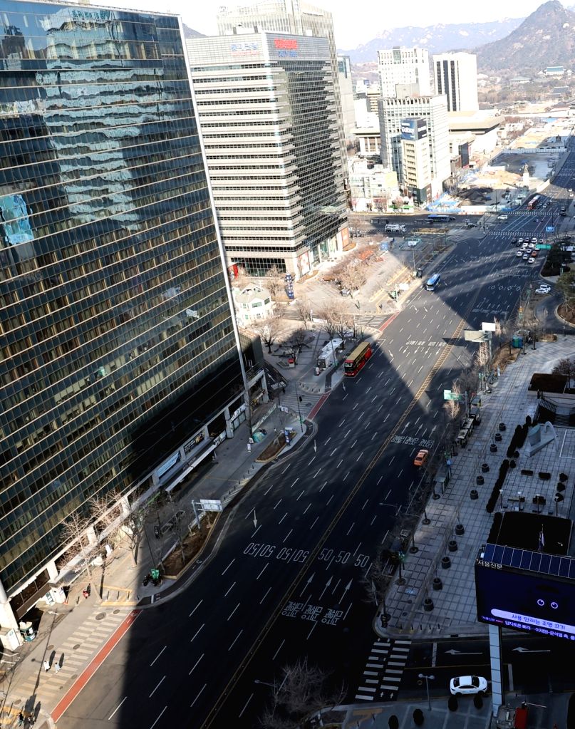 Seoul : A road in downtown Seoul is mostly empty