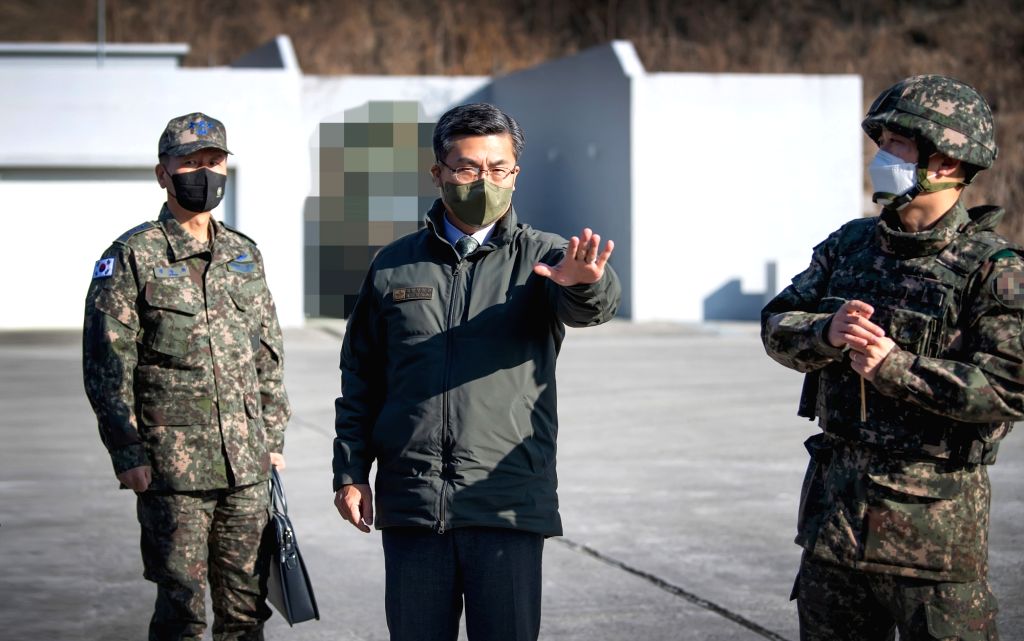 Seoul : Defense Minister Suh Wook (C) inspecting the combat readiness ...