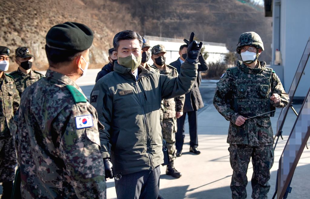 Seoul : Defense Minister Suh Wook (C) inspecting the combat readiness ...