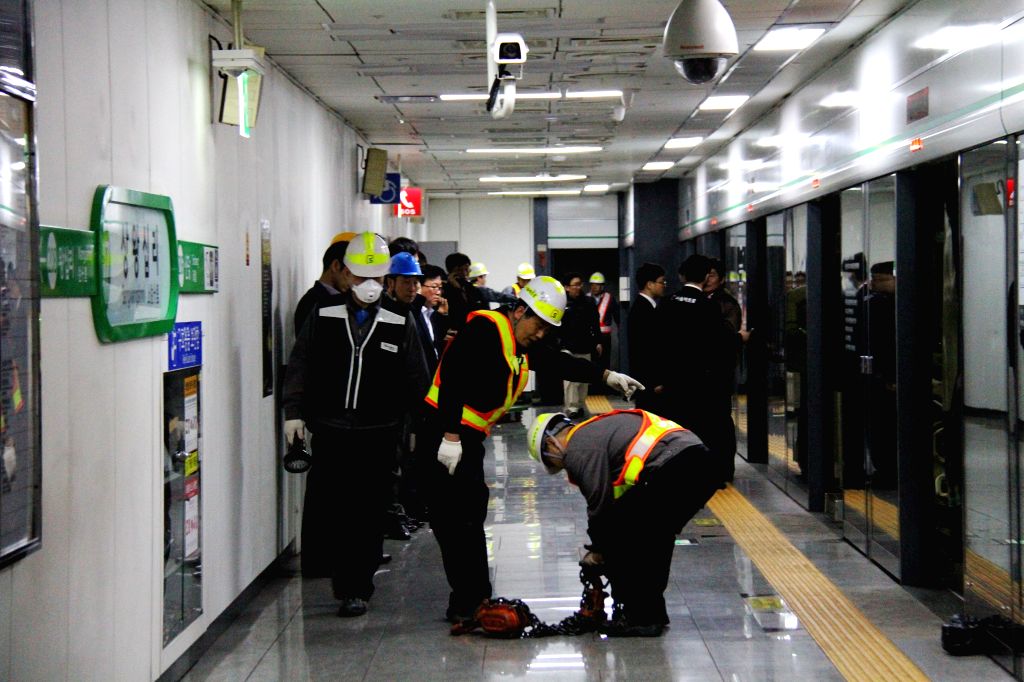 Mechanics work to restore the subway operation at Sangwangsimni Station ...