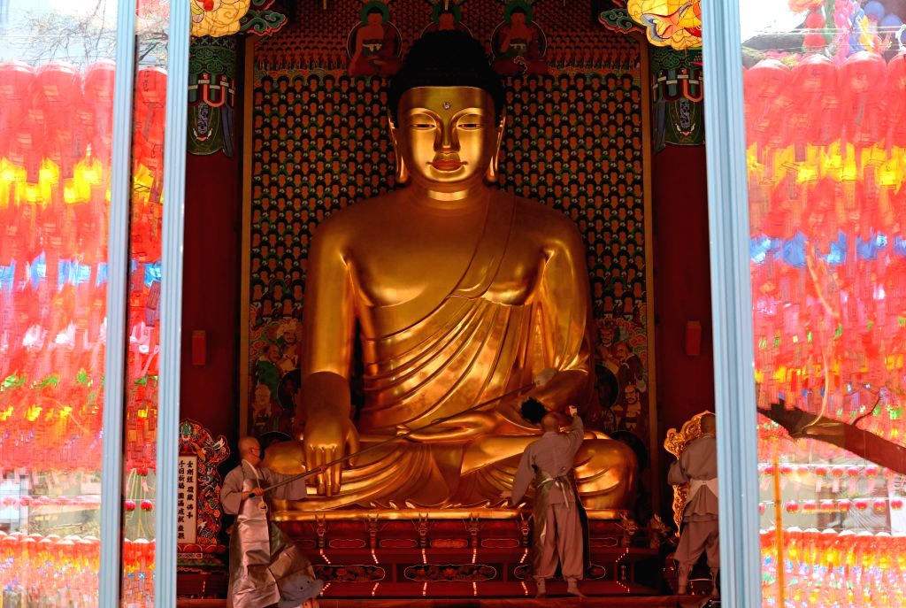 Seoul :Monks dust Buddha statues at Jogye Temple in downtown Seoul