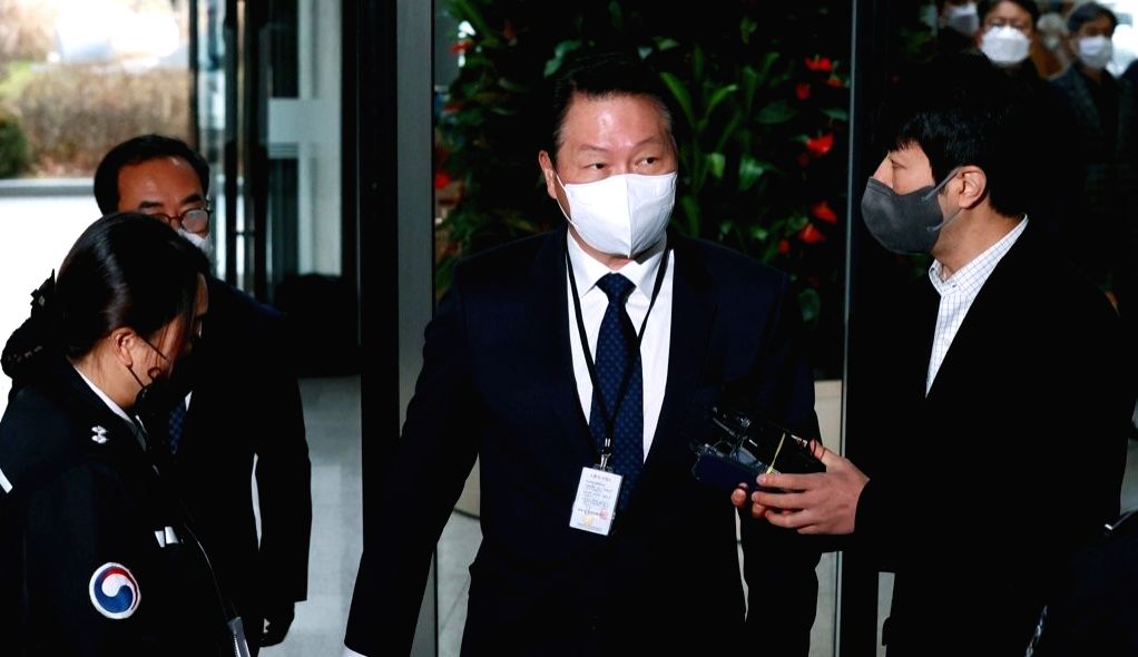 : Seoul : SK Group Chairman Chey Tae-won (C) enters the government ...
