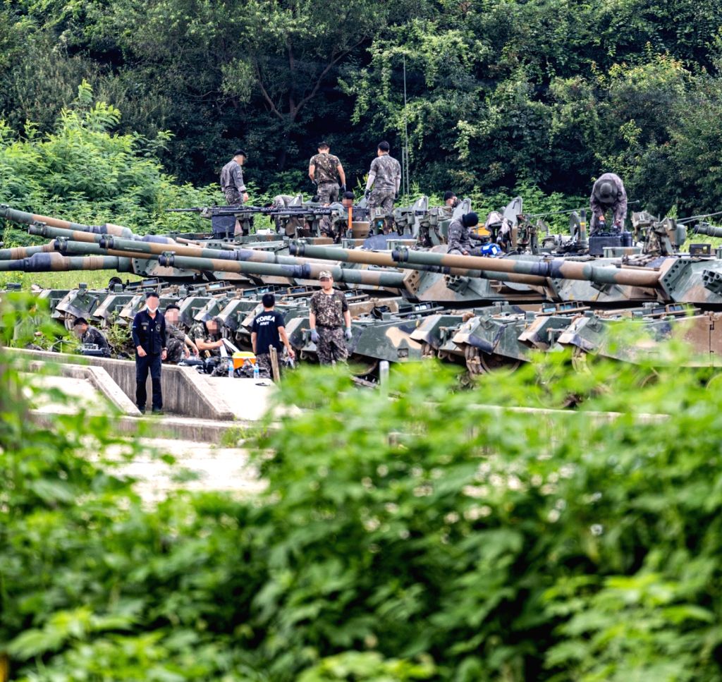 Seoul :South Korean soldiers check K-1 tanks at an Army training range ...