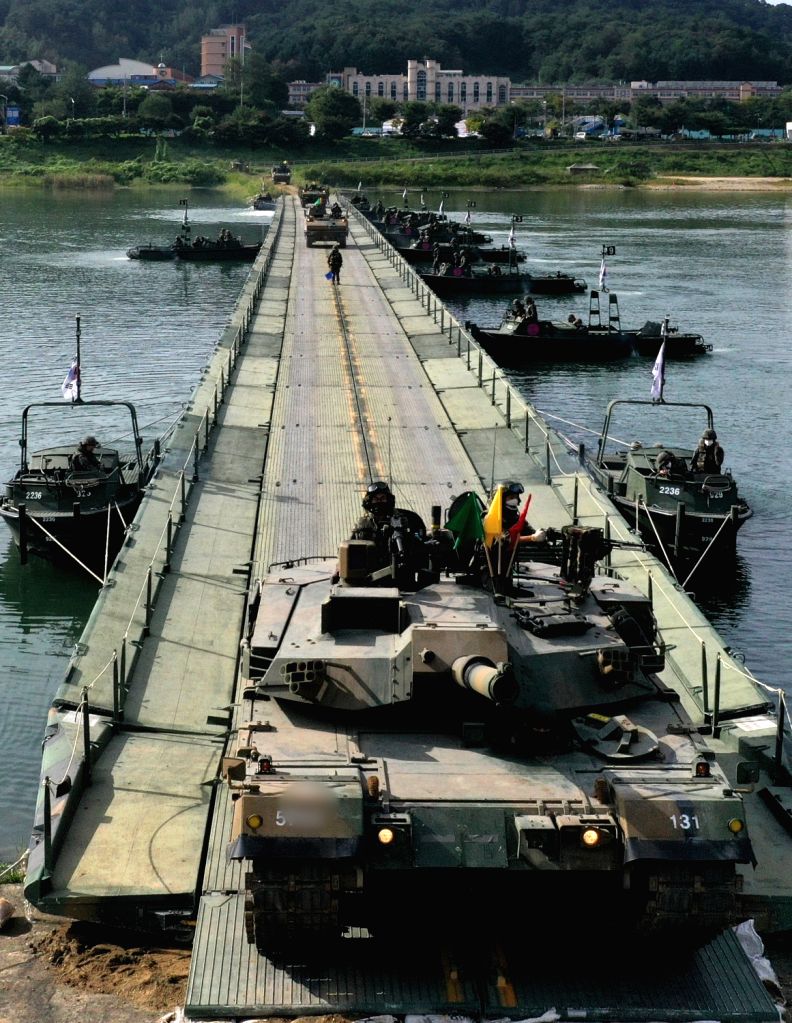 Seoul :Tanks and armored vehicles cross the Bukhan River via a pontoon ...