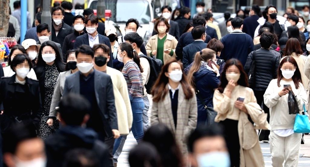 Seoul :people wearing face masks crossing a street in Seoul