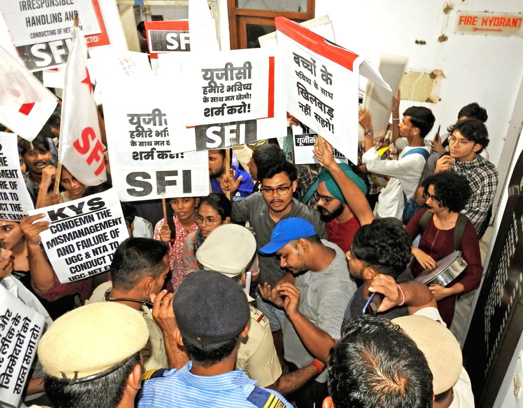SFI activists in a verbal spat with police personnel