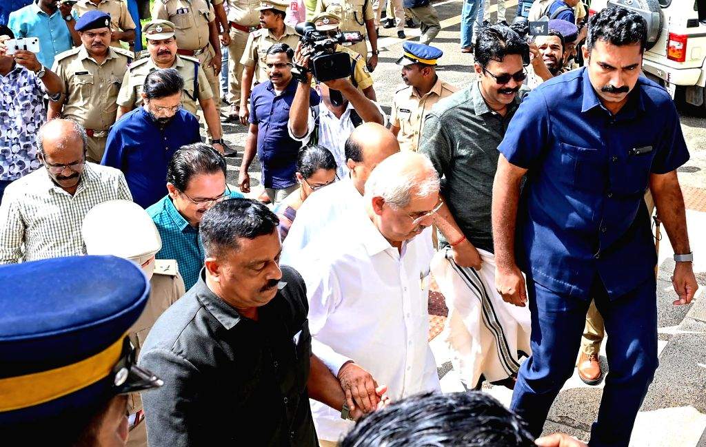 SFI Stages Protest Against Kerala Governor R.V. Arlekar in ...