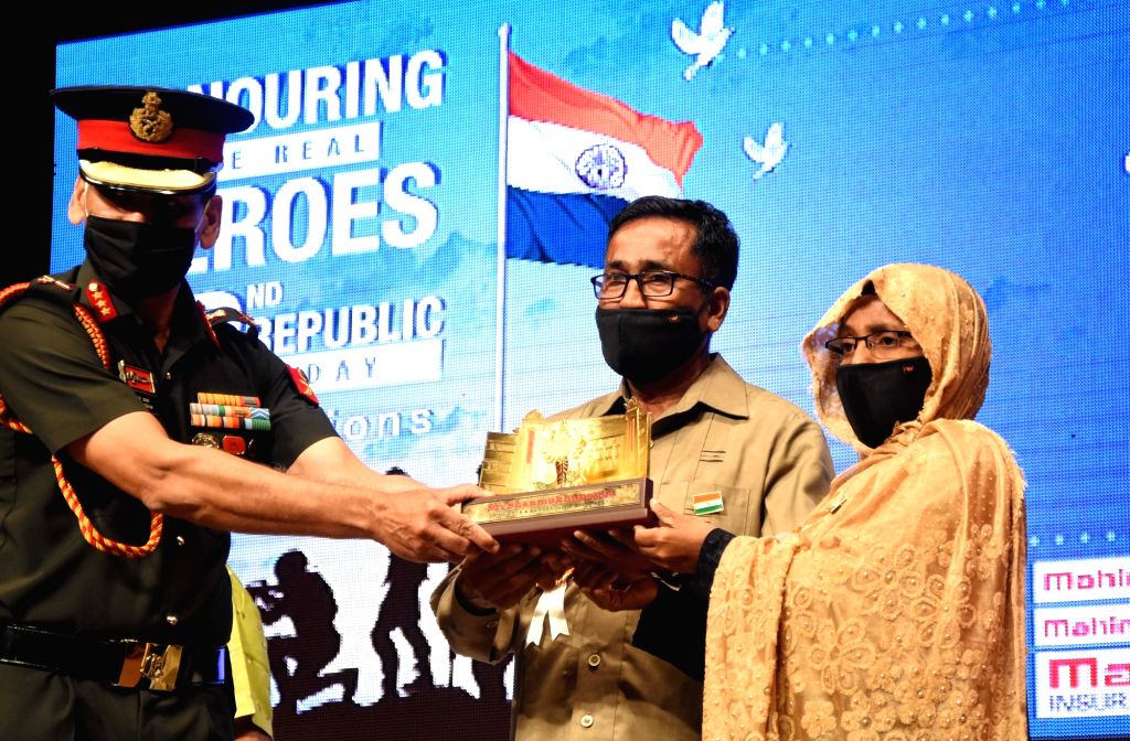 Shakeela Shoukat Ali receiving Sri Shanmukhananda Shaurya Ratna Award ...