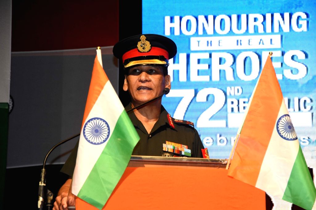 Shakeela Shoukat Ali receiving Sri Shanmukhananda Shaurya Ratna Award ...