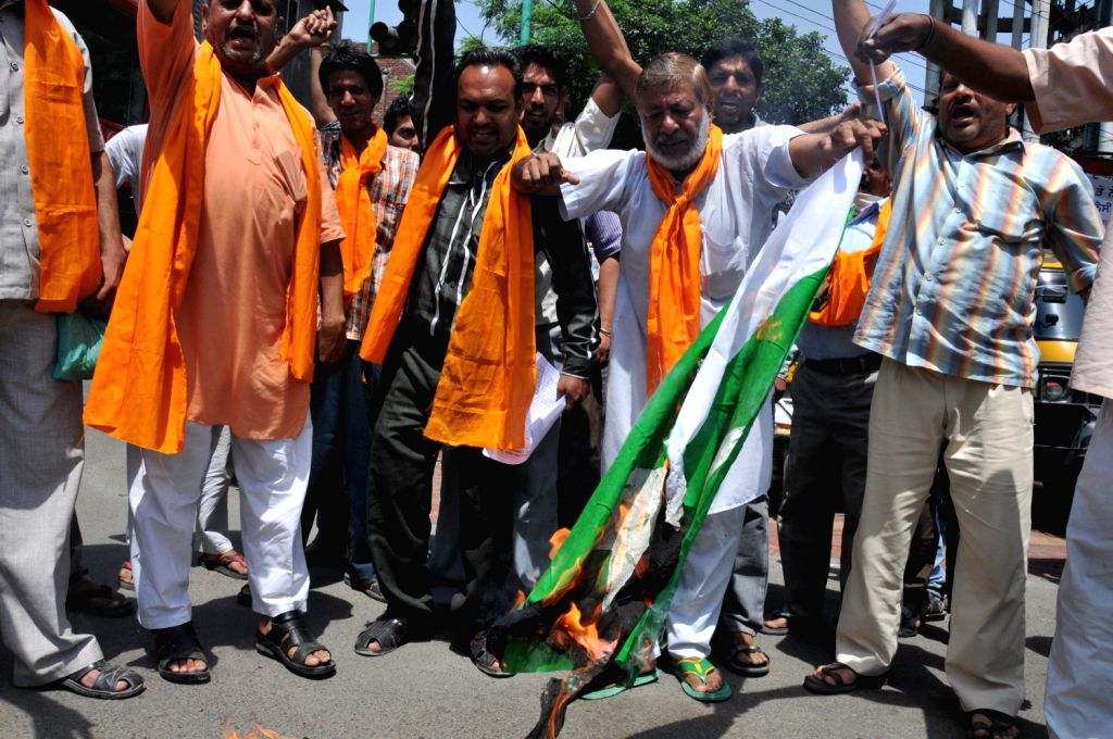 Shiv Sena activists burning Pakistan national flag