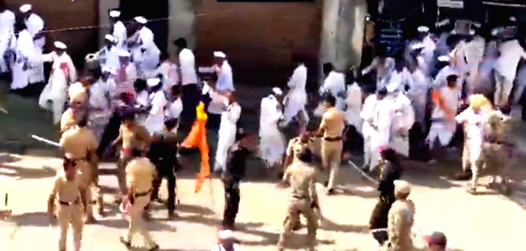 Shiv Sena (UBT) to Maha CM, DyCM: Apologise for 'caning' Varkaris