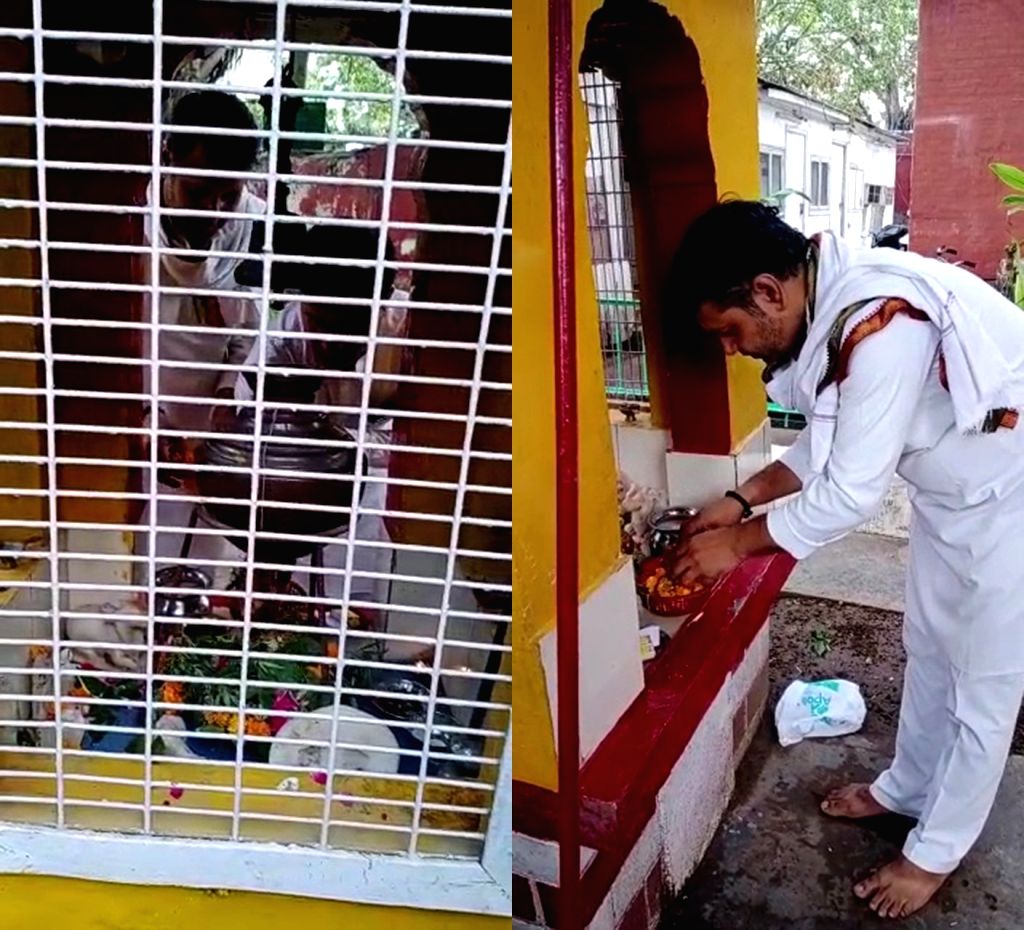 Cong workers worship at Shiva temple at Sonia's 10 Janpath residence