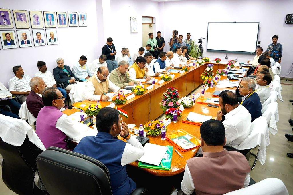 Shivraj Singh Chouhan and Devendra Fadnavis review development schemes