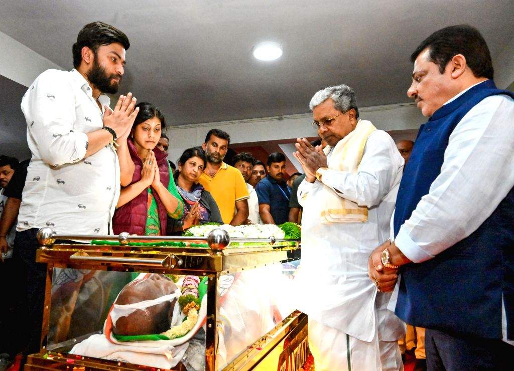 Siddaramaiah Pays Last Respects to RV Devraj