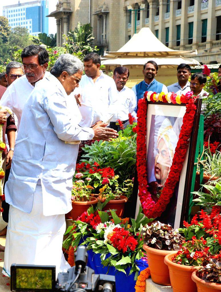 Siddaramaiah pays tribute to CM Kengal Hanumanthaiah