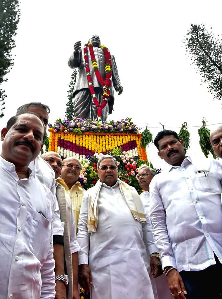 Siddaramaiah pays tribute to D. Devaraja Urs
