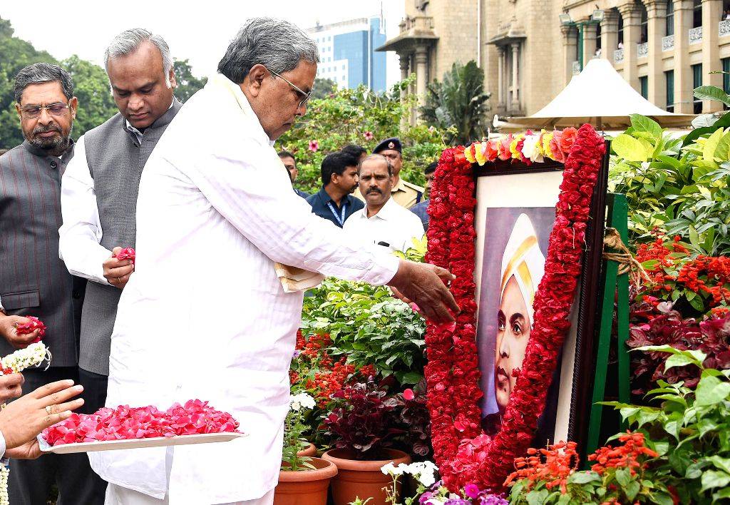 Siddaramaiah pays tribute to Kengal Hanumanthaiah