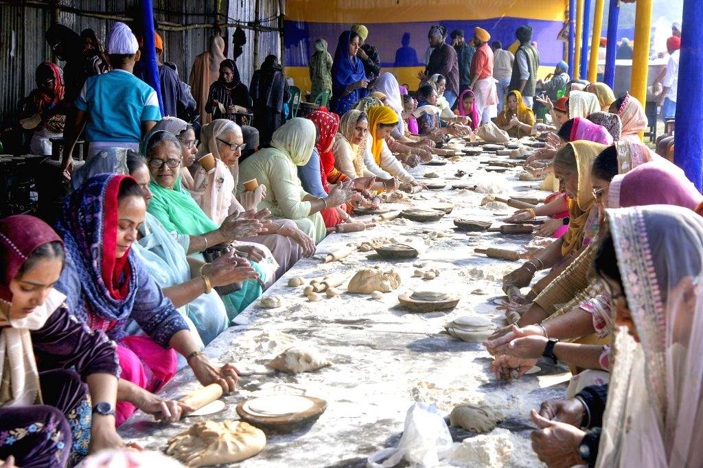 Sikh devotees prepare food for Langar at Sahid Minar Maidan on the ...