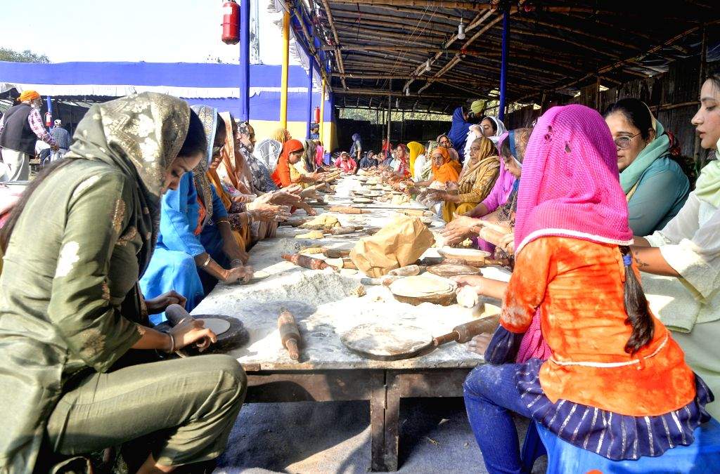 Sikh devotees prepare food for Langar at Sahid Minar Maidan on the ...