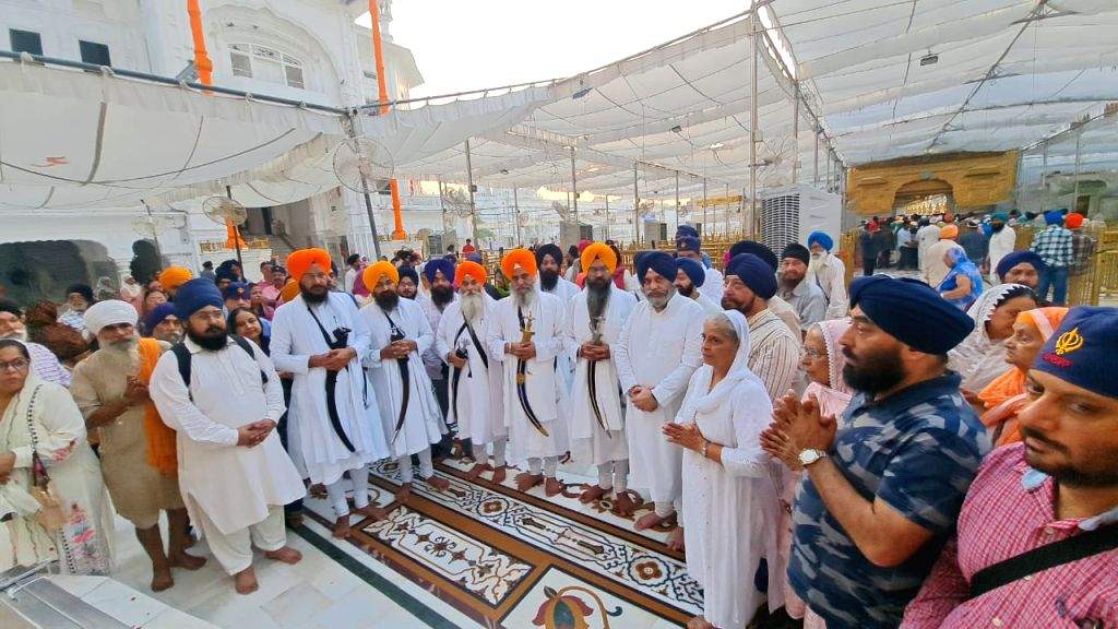 Sikh Jatha offer 'Ardas' before leaving for Gurdwara Darbar Sahib ...