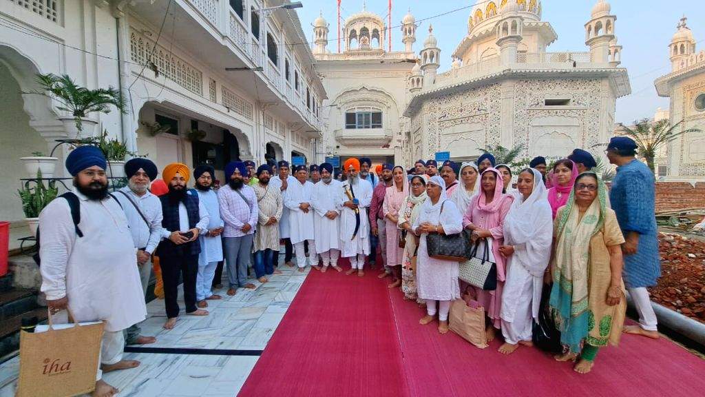 Sikh Jatha offer 'Ardas' before leaving for Gurdwara Darbar Sahib ...