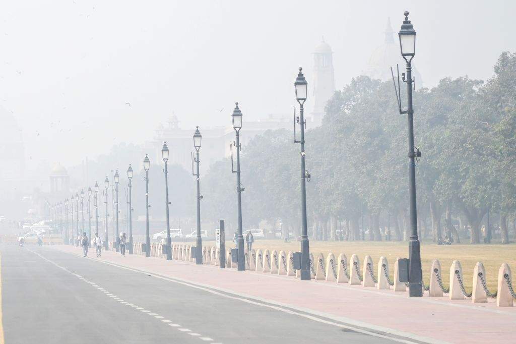 Smog Engulfs India Gate Area