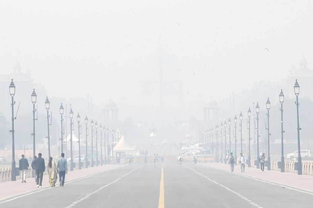 Smog Engulfs India Gate Area