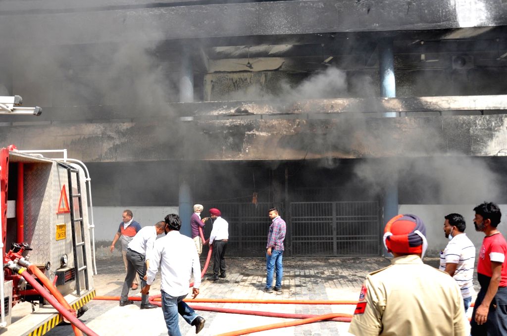 Smoke billows as fire breaks out at Guru Nanak Hospital