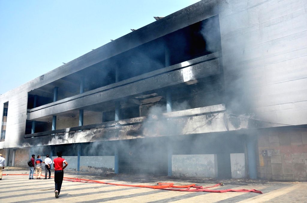 Smoke billows as fire breaks out at Guru Nanak Hospital