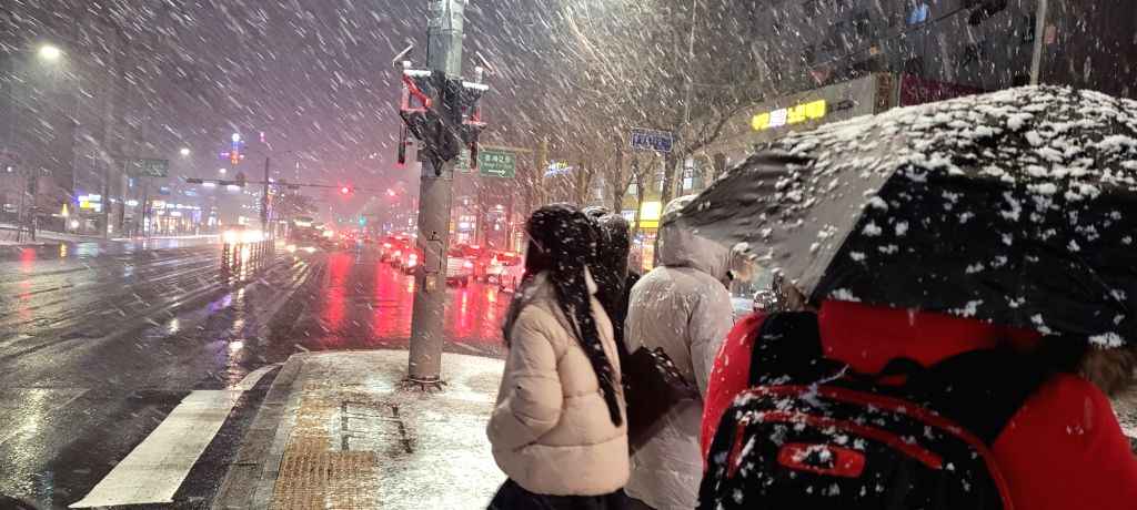 Seoul :Snow falls in Seoul