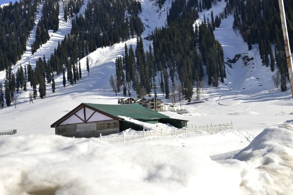 :Sonamarg:A view of snow covered hills at Sonamarg.