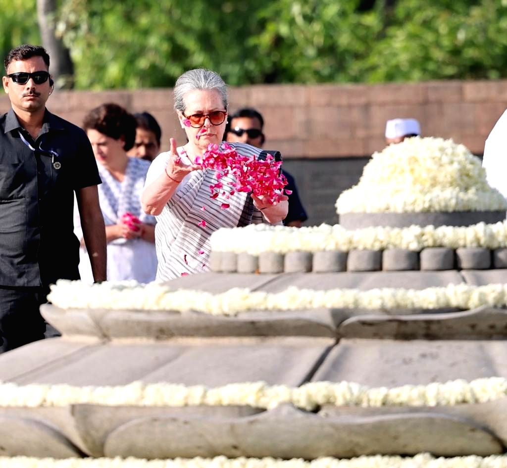 Free Photo :Sonia, Kharge pay tributes to Rajiv Gandhi on his death ...