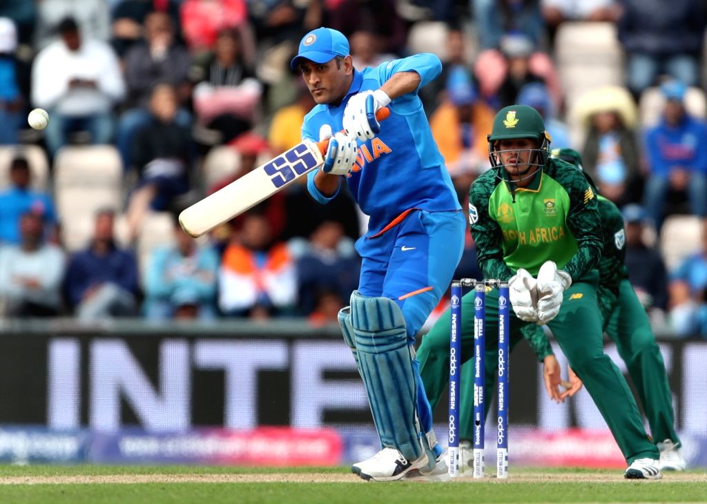 Dhoni sports 'Balidaan Badge' on gloves in WC