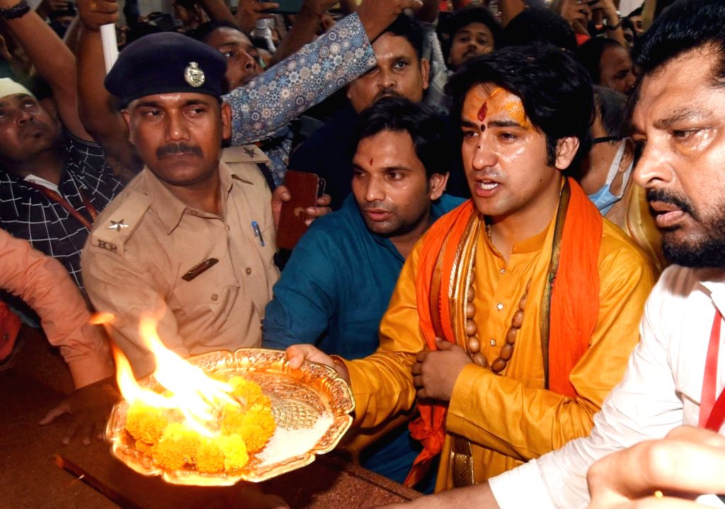 Spiritual leader Dhirendra Krishna Shastri offers prayer at Mahavir Mandir
