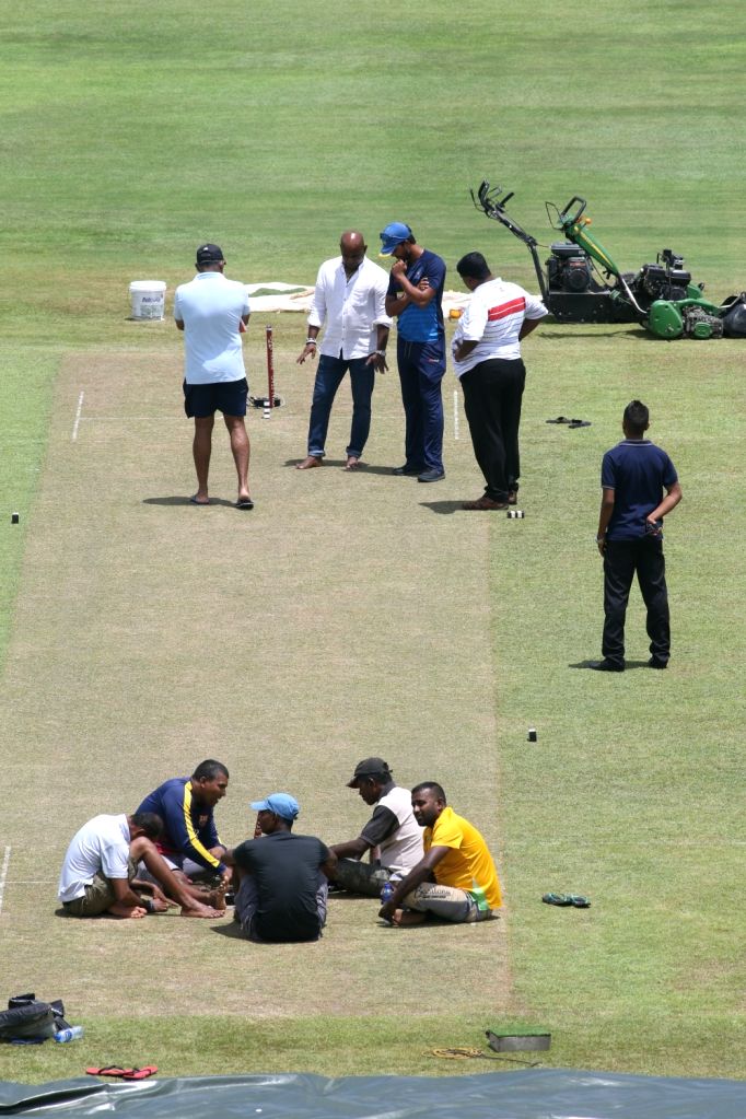 Pallekele (Sri Lanka): Dinesh Chandimal inspects pitch